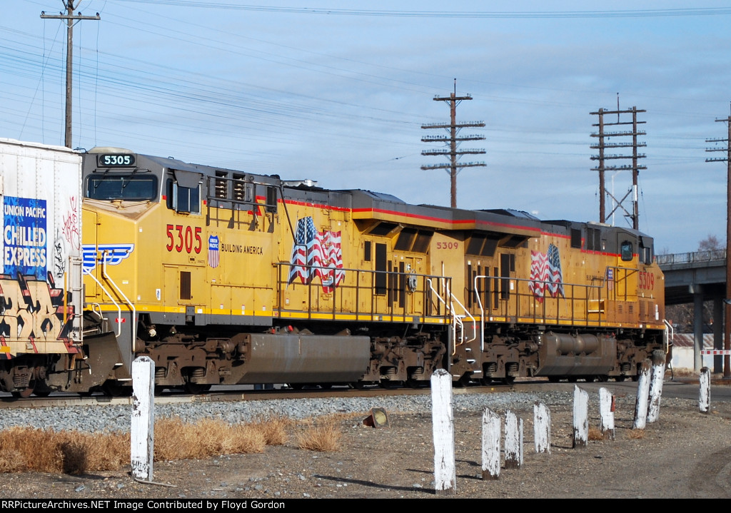 DPUs UP 5305 and UP 5309 push on east bound UP Freight